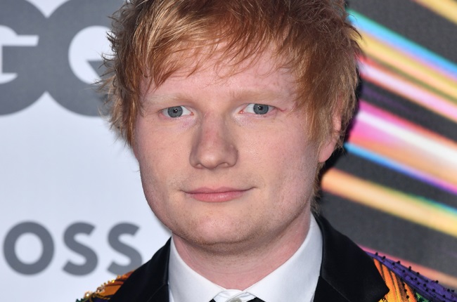 Die Britse sanger Ed Sheeran isoleer ná hy positief vir Covid-19 ...