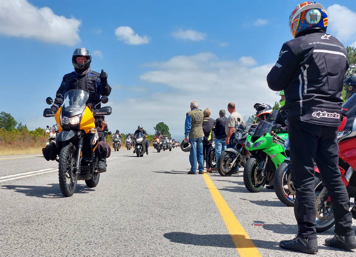 Meer as 2 000 motorfietse brul op N2 om rekord te laat spat | Netwerk24