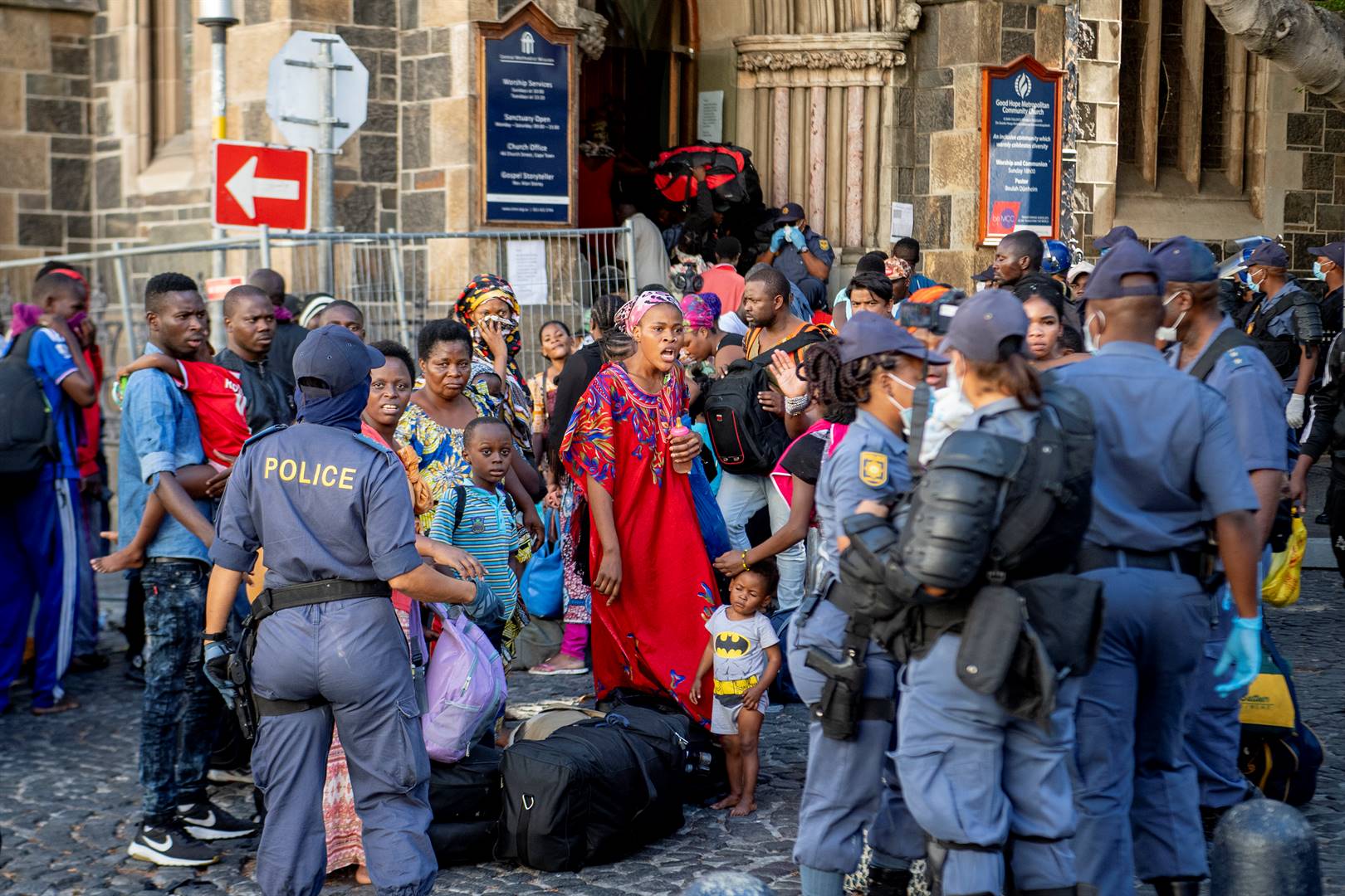 Polisie breek kerkdeure oop om vlugtelinge te verwyder | Netwerk24